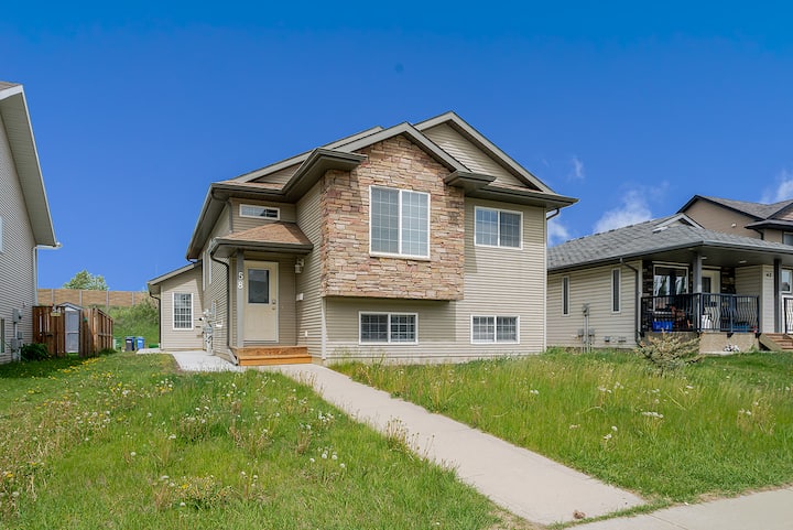 Bright 3br Home | Master Suite + Large Living - Blackfalds