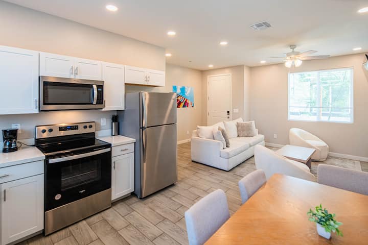 Relaxing 2bd | 3bed | 70" Smart Tv | Free Parking - Glendale, AZ