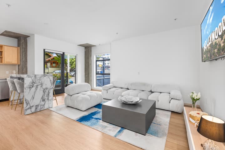 Prime Hollywood Location | Pool Access + Gym - Los Angeles, CA