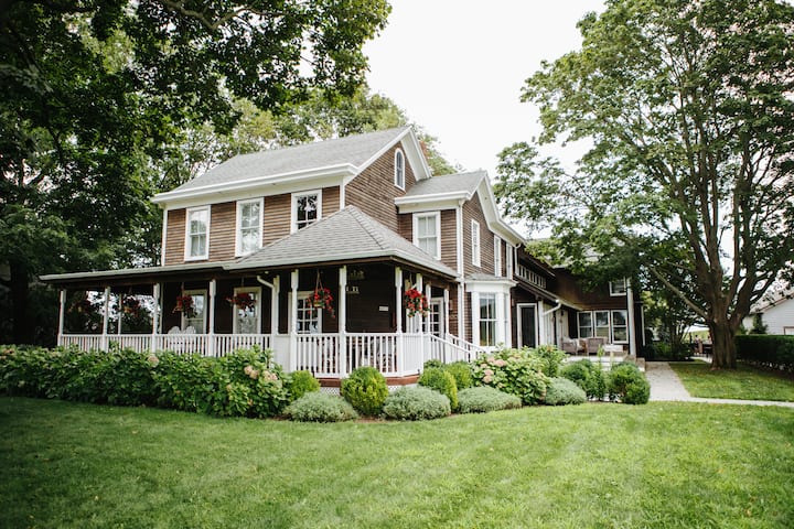 Treehouse Bedroom At Rose Hill Vineyards & Inn - Mattituck, NY