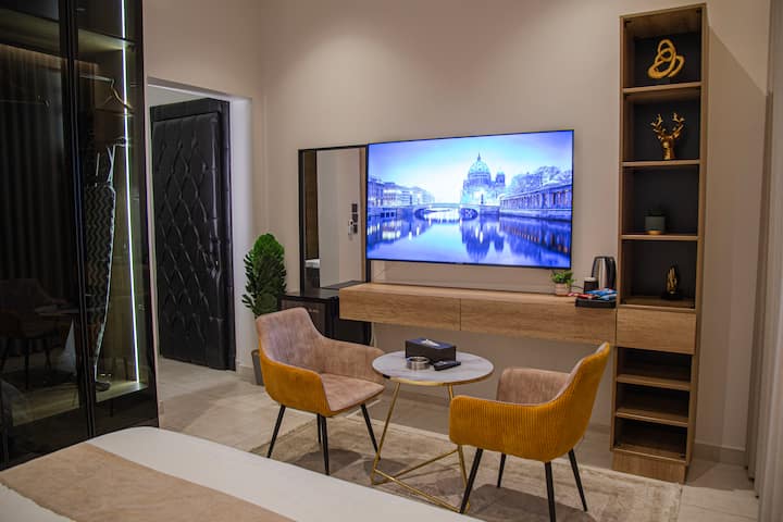Elegant Studio | Hotel Feel, Smart Entry, 75” Tv - Jeddah