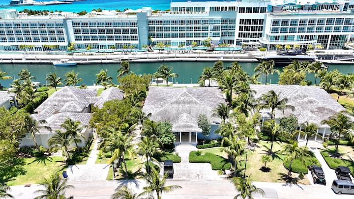 The Grand Villa 5-bedroom Escape & Private Dock - The Bahamas