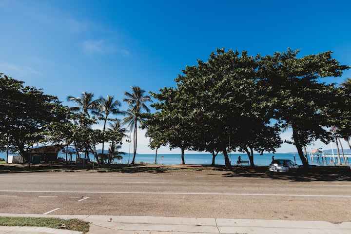 Beachfront Palms | Strand Beach Stay With Parking - 湯斯維爾市政府