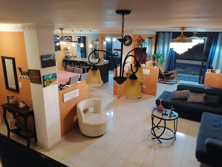 Linda Casa Ubicada En Zona Exclusiva Y Estratégica - San Salvador