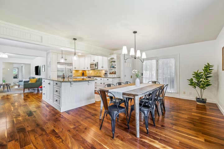 Fall Getaway – Family-friendly Home Near Downtown - 日內瓦湖城