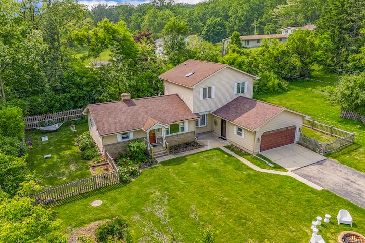 Walk To Downtown Lake Geneva! 3 King +2 Twin Beds - Lake Geneva, WI