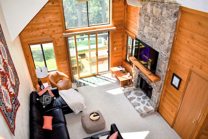 Family Retreat- Big Living Area, Ski, Free Shuttle - Seven Springs, PA