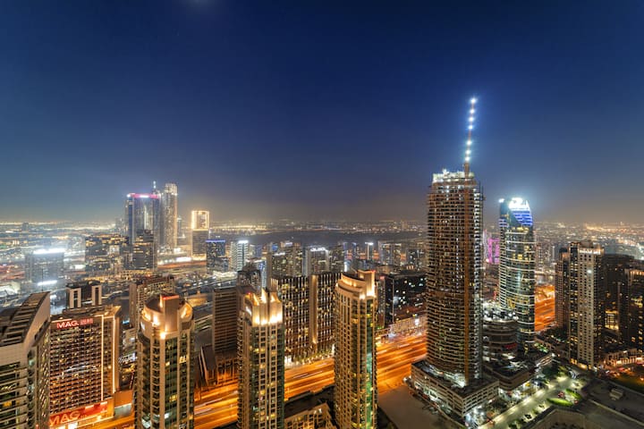 Chic 1br Near Burj Khalifa W/ Balcony & City Views - Dubai