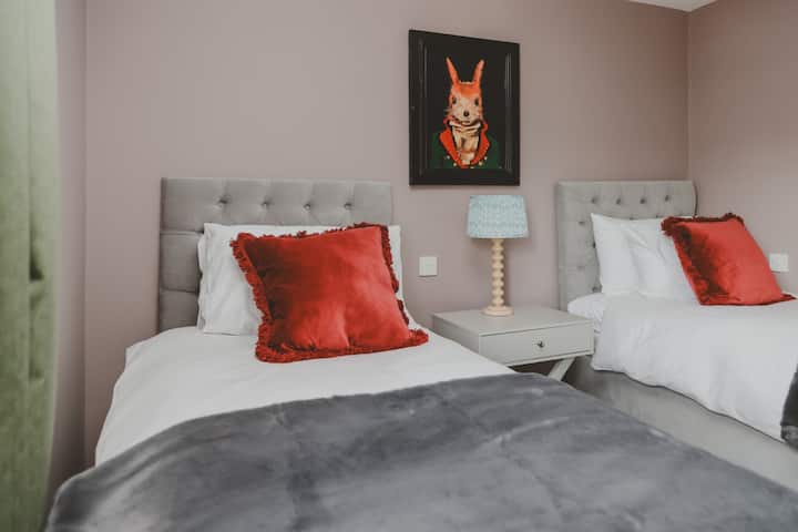 Quaint Twin Room In Country Pub - Tiverton, RI