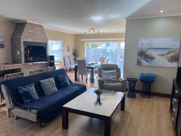 Hennika's Spacious 3-bedroom Coastal Retreat - Swakopmund