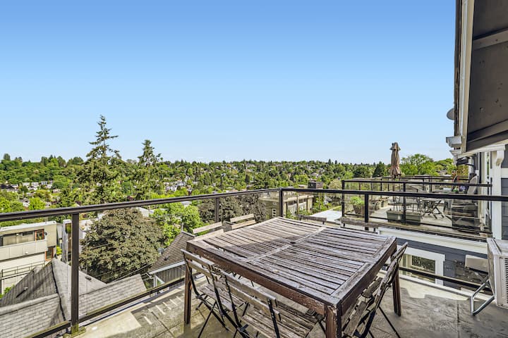 Stylish Urban Townhome With Inspiring Eastern View - Seattle