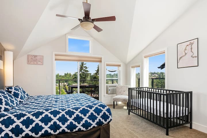 Stylish Urban Townhome With Inspiring Eastern View - Seattle, WA