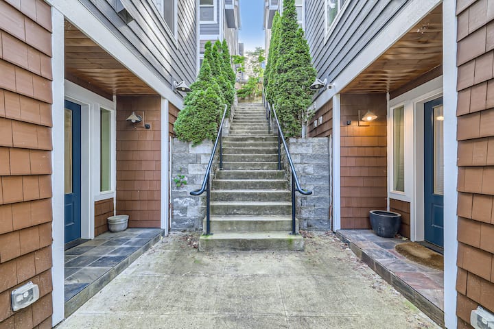 Stylish Urban Townhome With Inspiring Eastern View - Seattle, WA