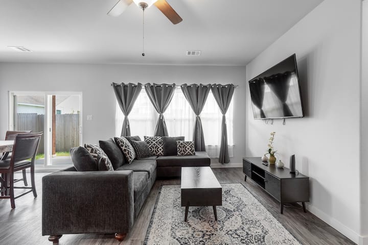 Spacious Modern Ft. Worth Home - Burleson, TX