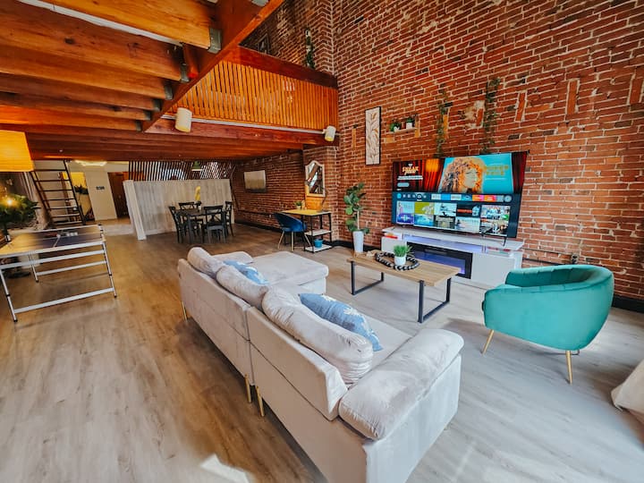 The Brick Loft | King Bed | 75" Tv | Fireplace - Filadelfia