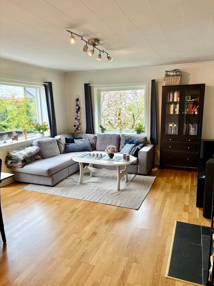 Sentral Leilighet Med To Soverom - Aéroport de Bergen (BGO)