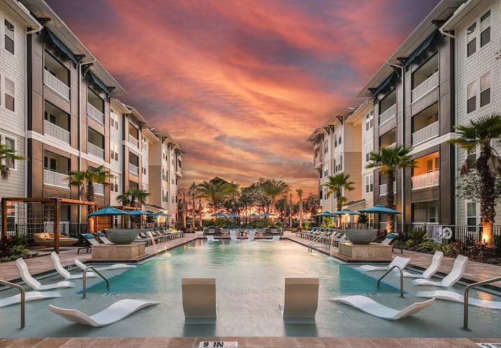 Luxury Resort Style W/ Pool & Gym Close To Beach - St. Augustine, FL