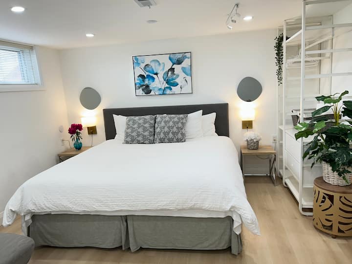 Luxurious Private Studio W King Bed-free Parking - Ontario