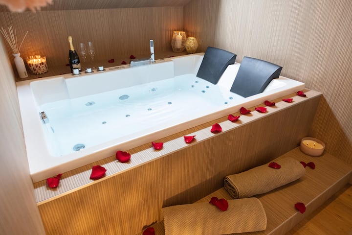 Nuit Au Japon Jacuzzi & Cinéma - Suite Sakura - Saint-Étienne