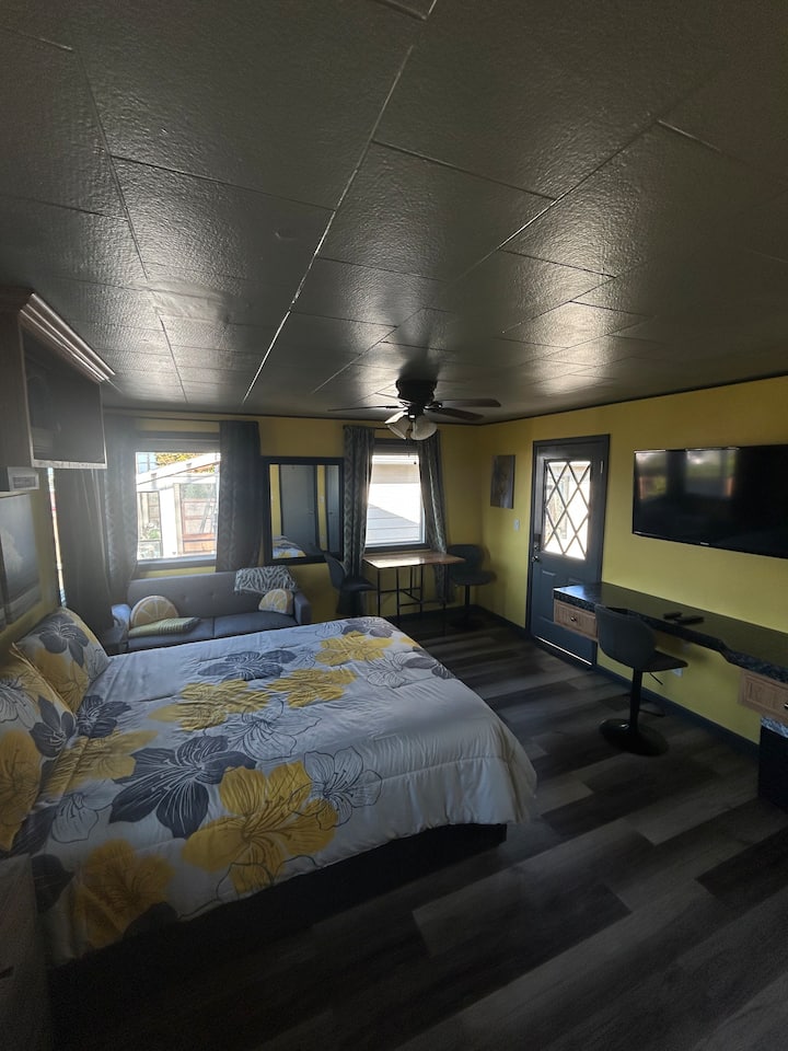 Pnw Studio Getaway For Couples With Hot Tub - Port Angeles, WA