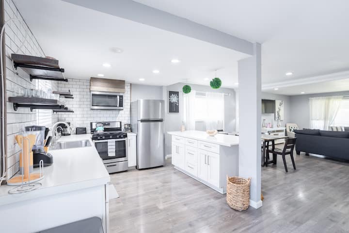 3 Miles To Disney! Spacious 4br Retreat - Cerritos, CA