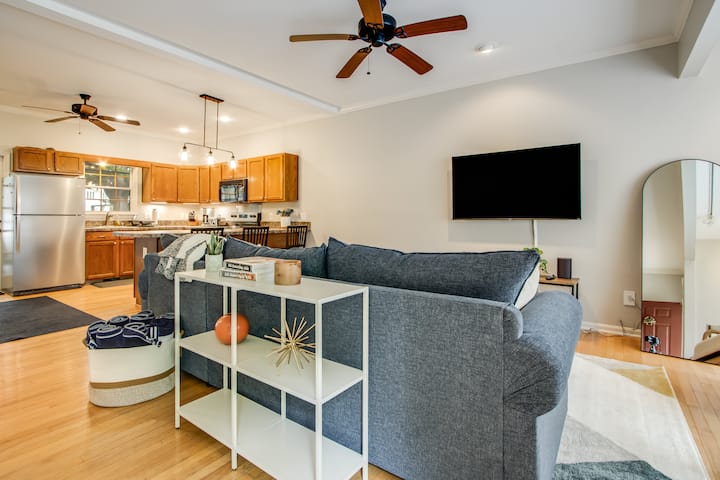 Flamingo Grove | 4br W/ Hot Tub Near Downtown - Rehoboth Beach, DE