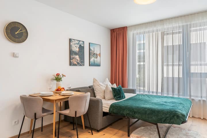 Real Living By Refa - Iconik - Prague