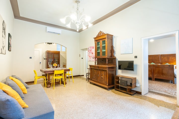 Vintage Charm & Color – Central And Spacious - Venecia