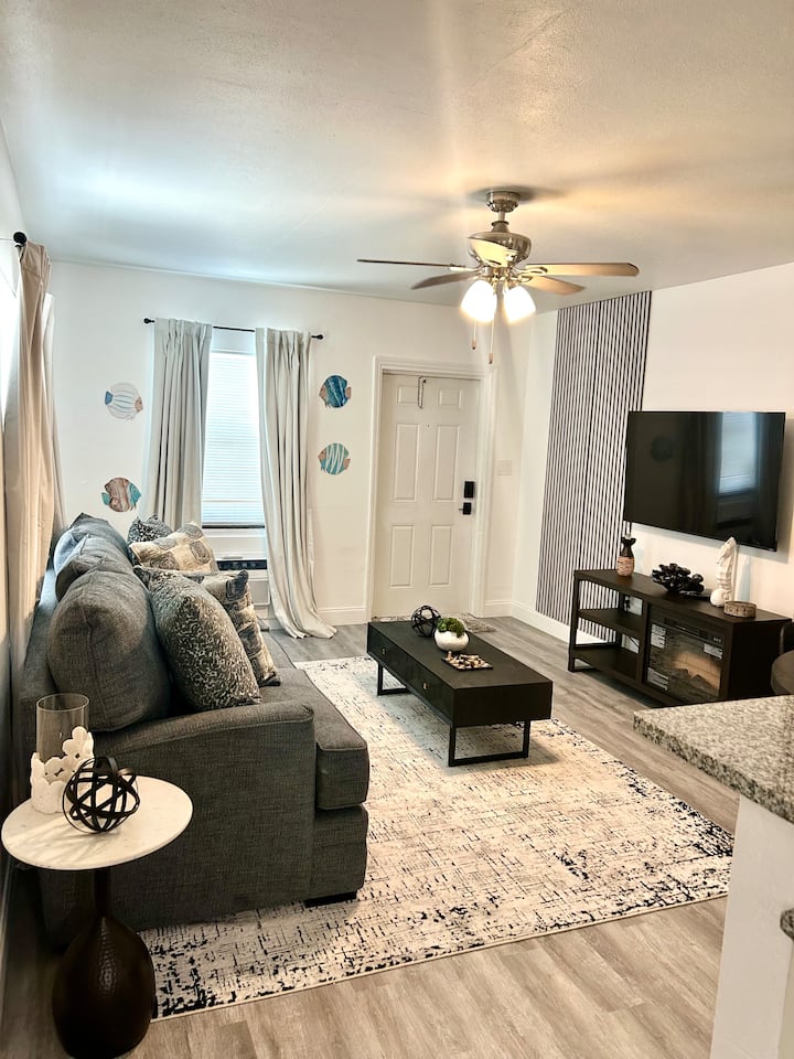 Main Strip 1/1 Walk To Beach/restaurants - Fort Pierce, FL