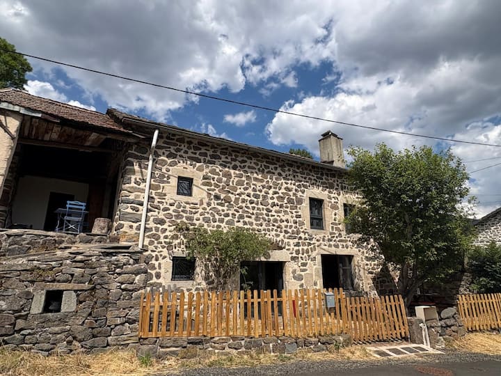 Les Estables Belle Maison Typique Du Mezenc - Les Estables
