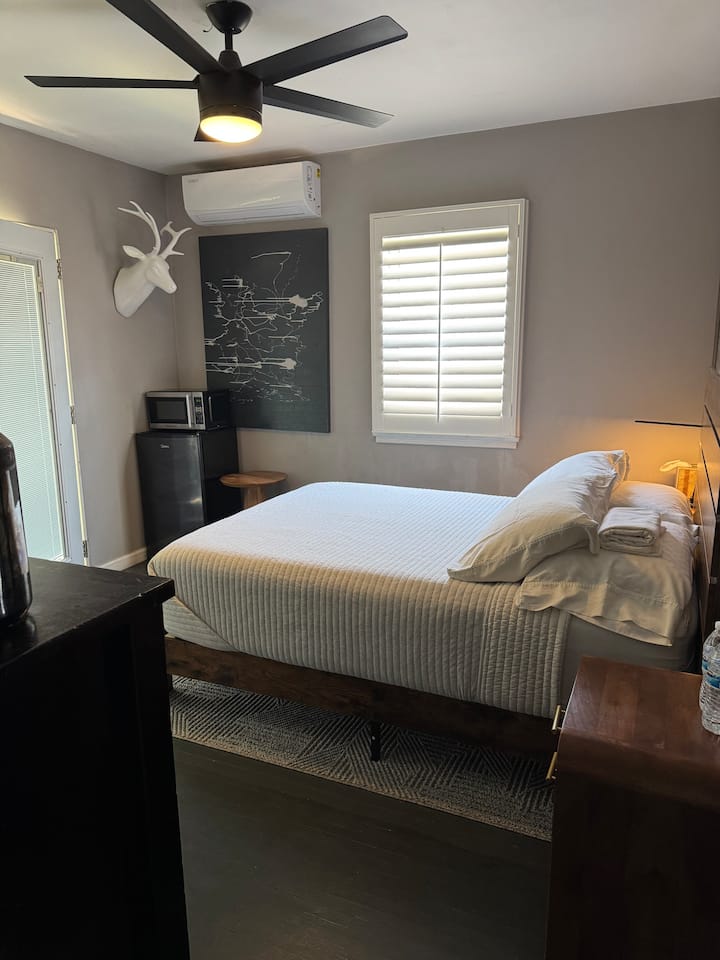 Private Studio-room (With Own Bth & Entrance). - Los Angeles, CA