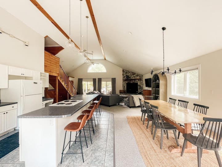 The Lodge At Moose Pond & Pleasant Mtn Sleeps 20 - Maine