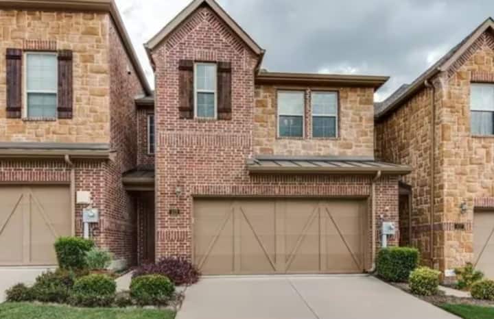 Enchanting Hamilton Retreat - Lewisville, TX