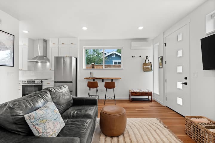 Stylish Coach House In Walkable Proctor District - Tacoma, WA