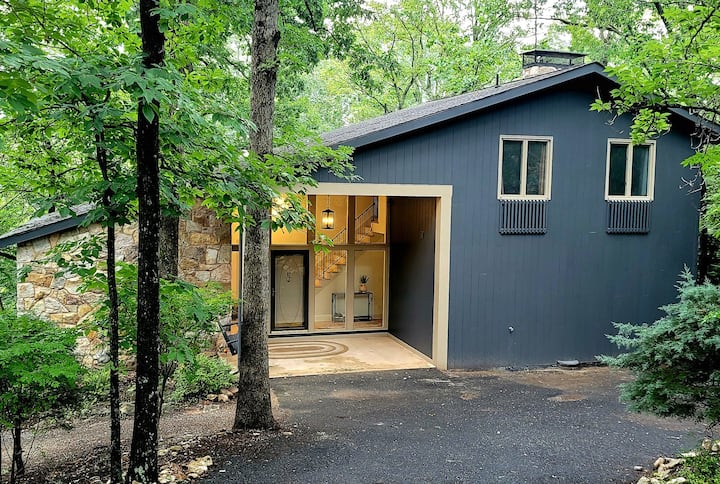 *New Listing - Beautifully Renovated 5 Bed Home* - Harrisonburg, VA