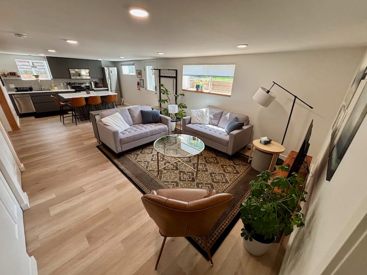 11th Street Suite - Golden