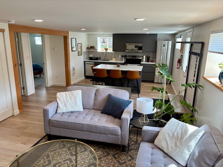 11th Street Suite - Golden