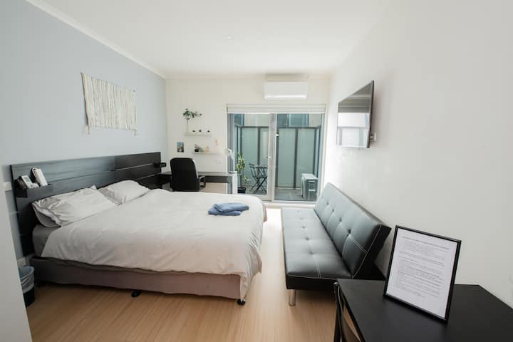 Private Studio Apartment Hotel For Non-fussy Guest - Melbourne Zoo