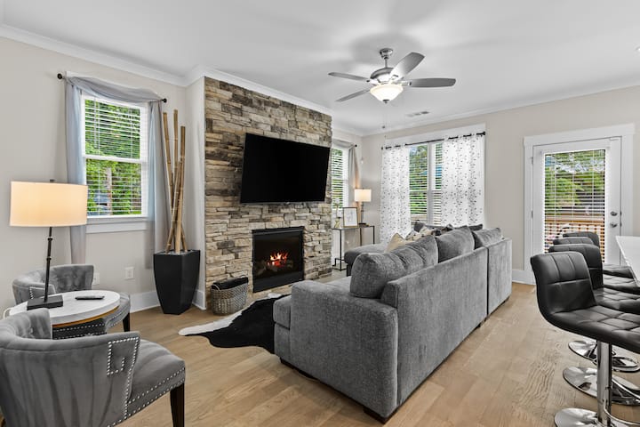 Modern Home Downtown | Cozy Porch - Atlanta, GA
