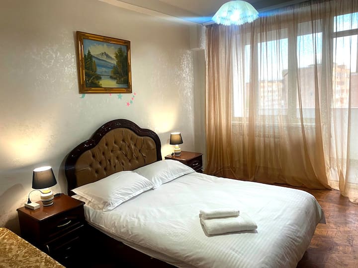Prime Location: Stylish Flat With Balcony View - Yerevan