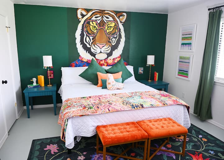 Blush & Roar: 3 Bedroom, 6 Beds, 2 Bath, Pets Ok. - El Paso, TX