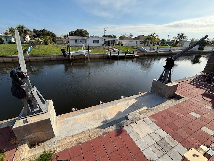 Canal Home W Kayaks, Lanai Wjacuzzi, Patios  Pets! - Englewood, FL