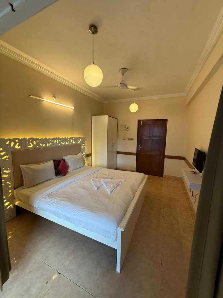 Roomzaway 4 Flats | Pool | Wifi | Kitchen - Goa