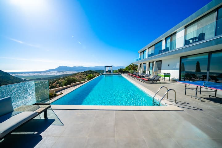 Bölgedeki En Büyük Havuzlu Villa - Kalkan
