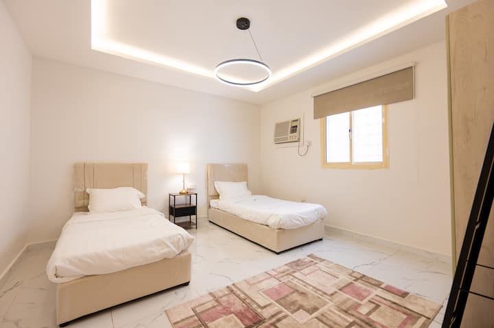 شقة بغرفتي نوم 
بالقرب من جامع الهدى وحديقه اطفال - Dzsidda