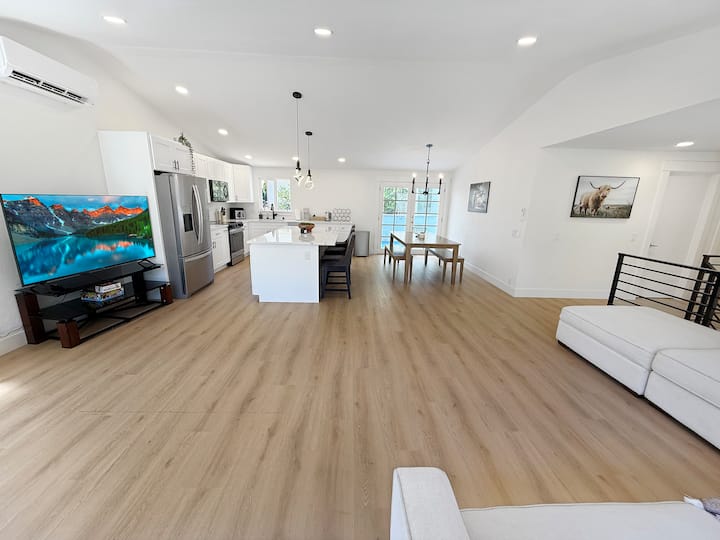 Stylish 4br Upper Unit Flat, Seatac - Des Moines, WA