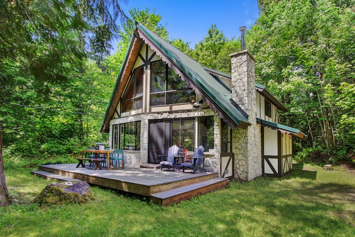 Modern Retro | Cascade Cabin - Skykomish, WA