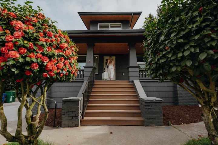 Two Homes Under One Roof · Sleeps 14 · 4 Parking - Seattle, WA
