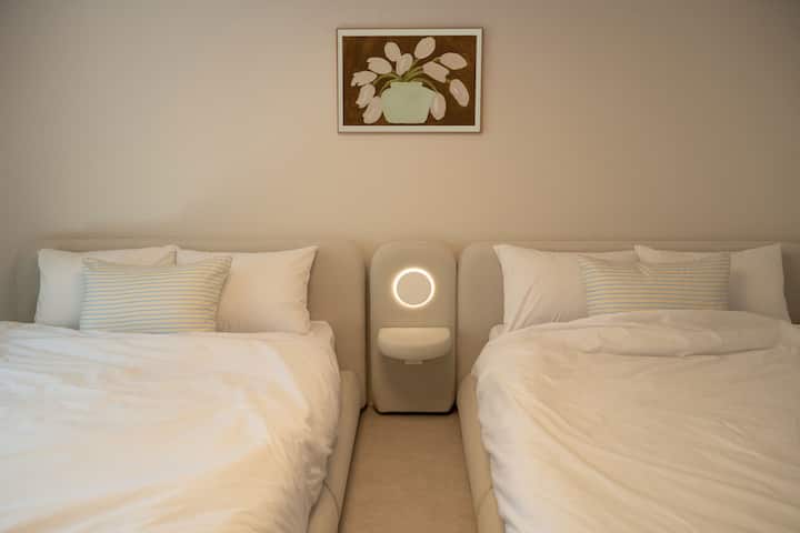 [New] 짐보관/홍대입구역 5분/ott/최대 6명/주차o/퀸 침대 3개ㆍ침실 2개 - 