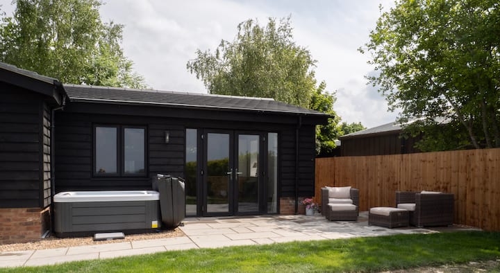 Lilly Cottage – Jacuzzi, Views & Dog-friendly Stay - Hertfordshire